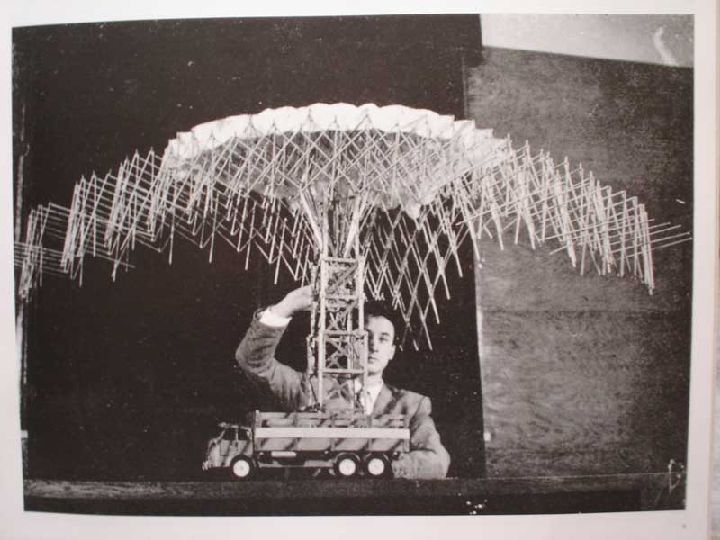 Pérez Piñero y uno de sus inventos