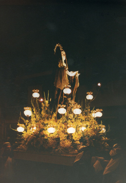 La Virgen iluminada en su trono